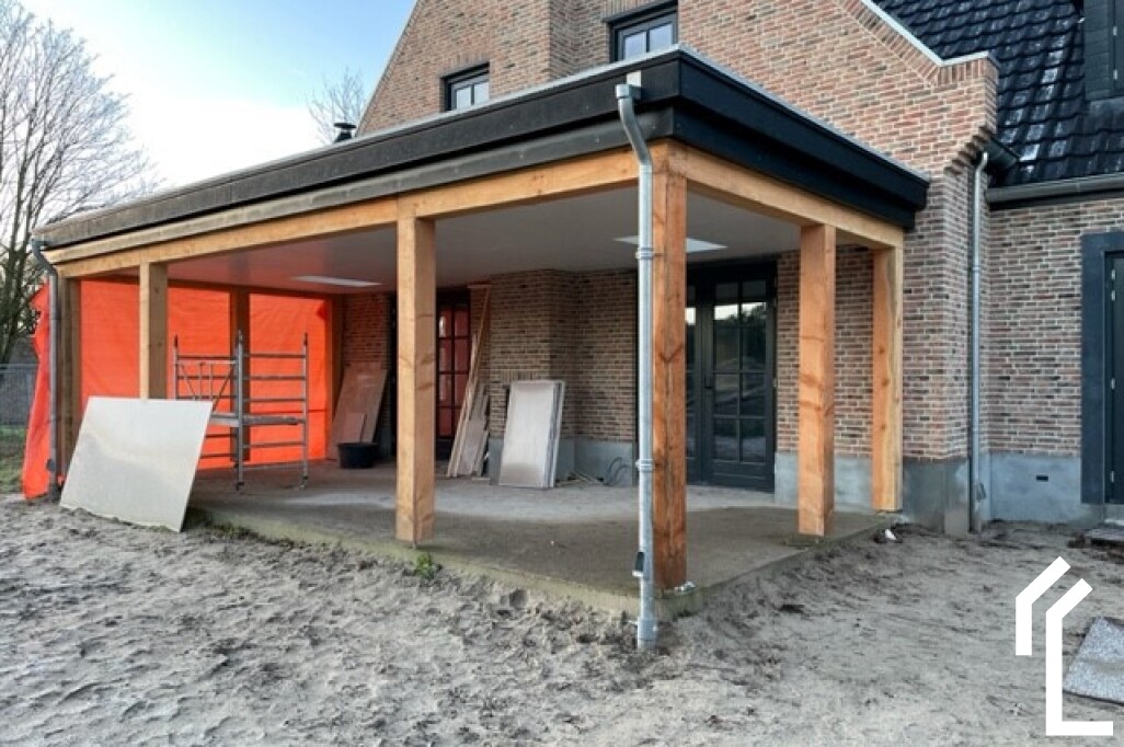 Beim Hausbau Garten mit einer selbst gebauten Überdachung verschönern